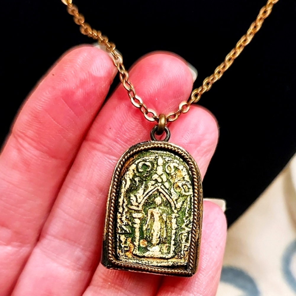 Thai Standing Buddah Amulet W/Chain. - Gem